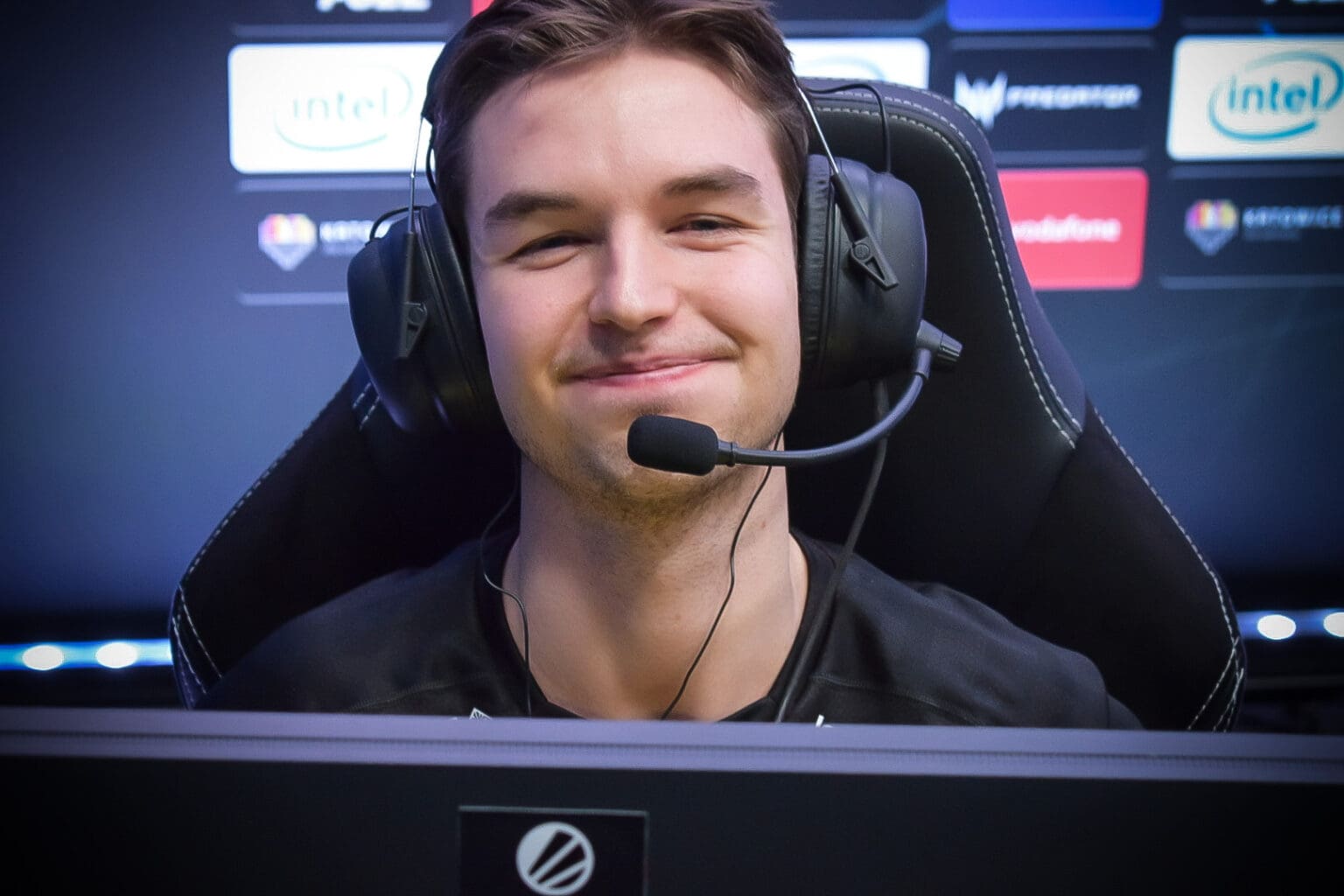 NiP signs dev1ce on three years contract